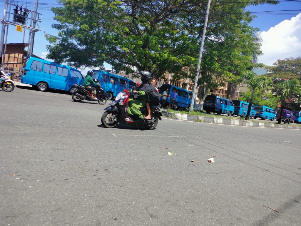 Jalur di Kawasan Terminal Ternate Jadi Ruang Tunggu Angkutan Umum ...